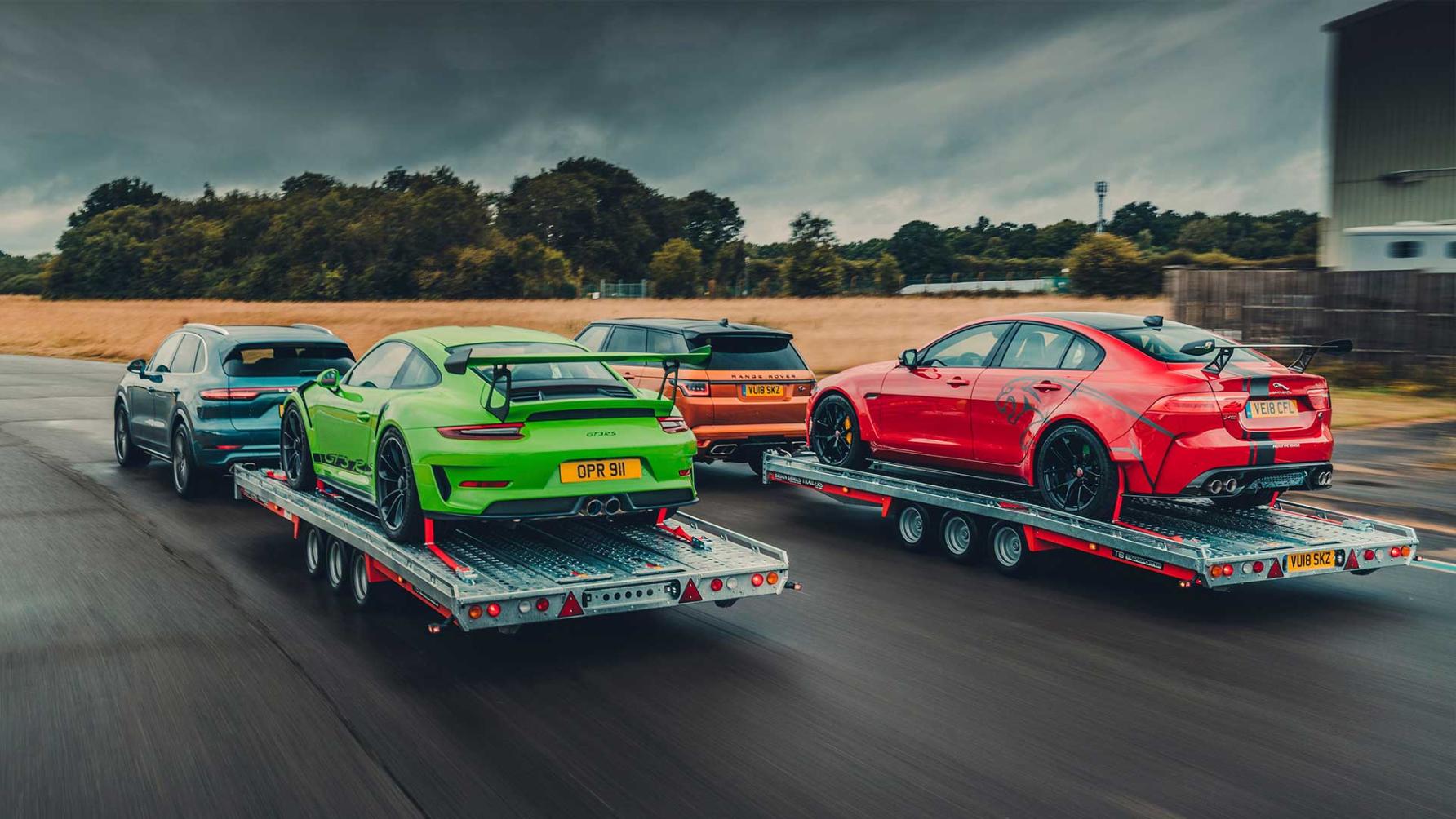 Mag je in een auto zitten die op een aanhanger staat?