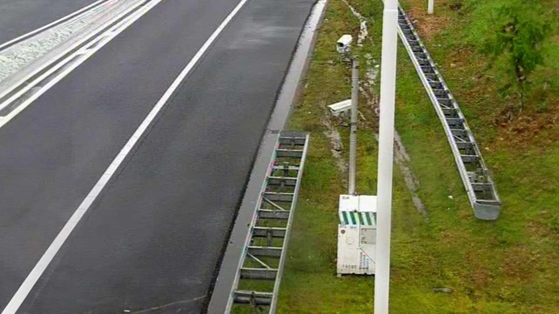 Deze mysterieuze hoge camera langs de snelweg is geen flitspaal