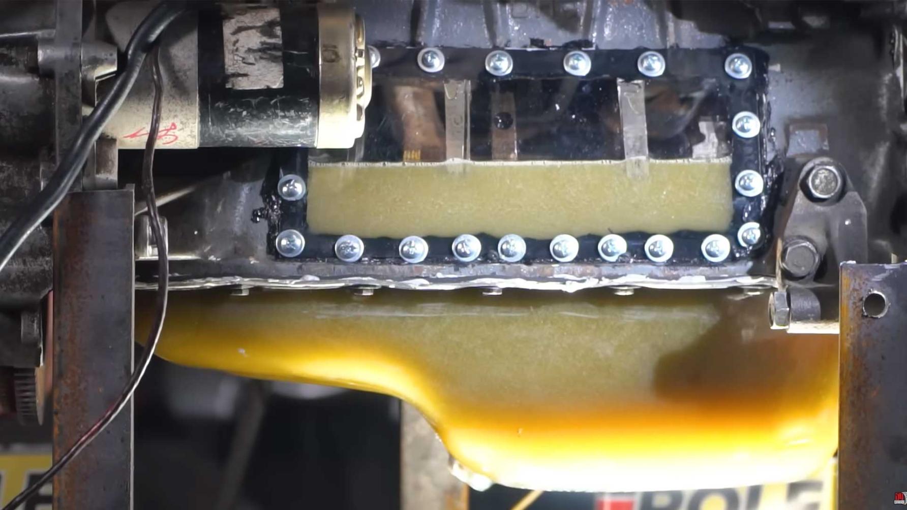 VIDEO: Dit gebeurt er als je te veel olie in je motor gooit - TopGear
