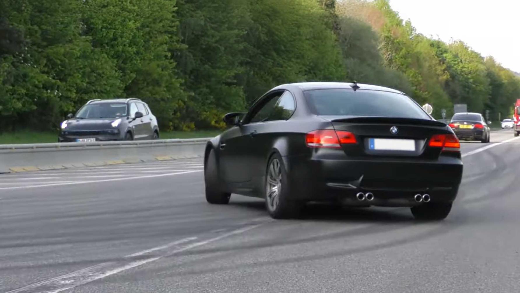 BMW M3 drift voor ogen van de politie, maar lijkt geluk te hebben