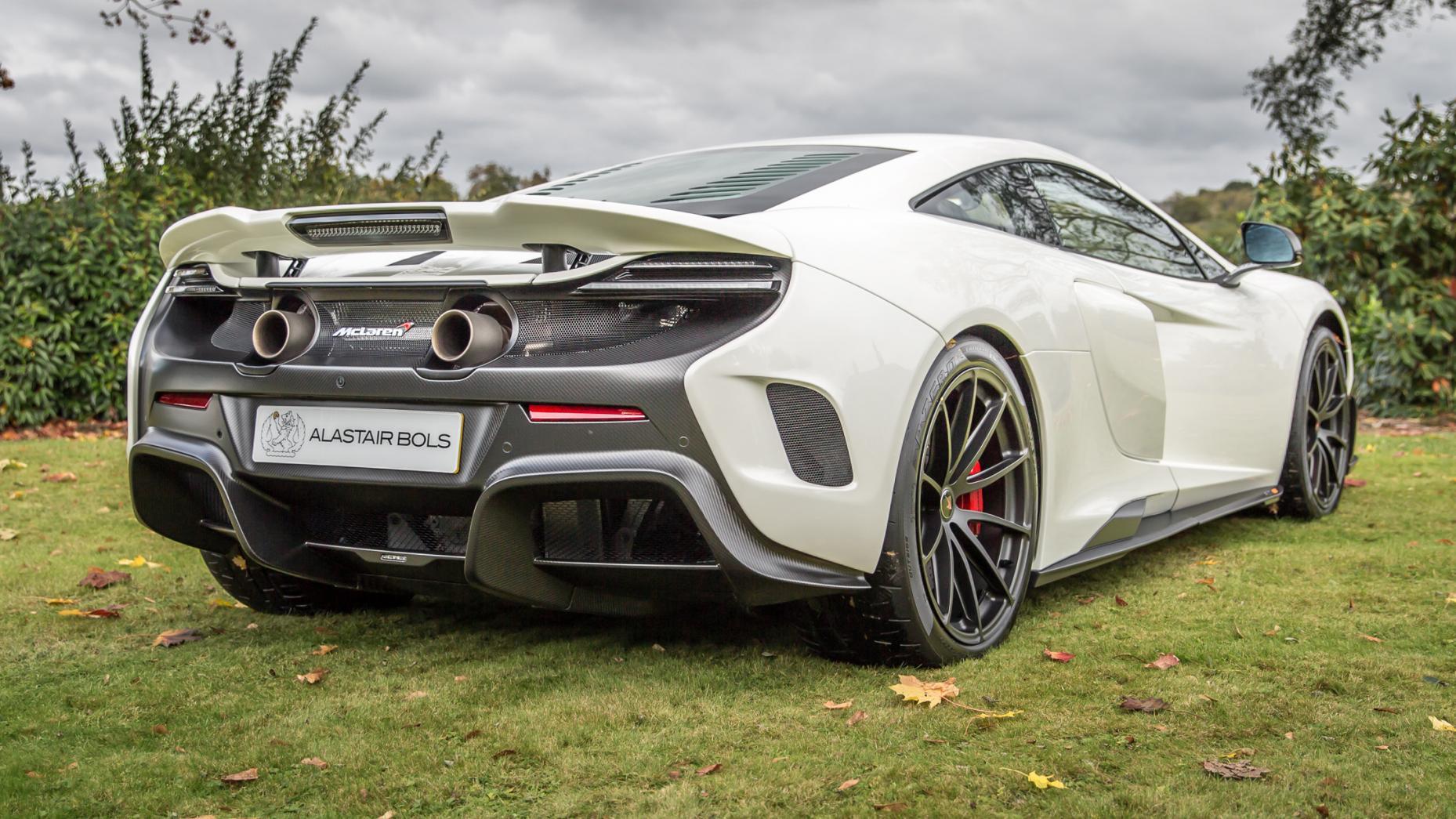Witte Ferrari 458 Speciale en McLaren 675 LT staan samen te koop