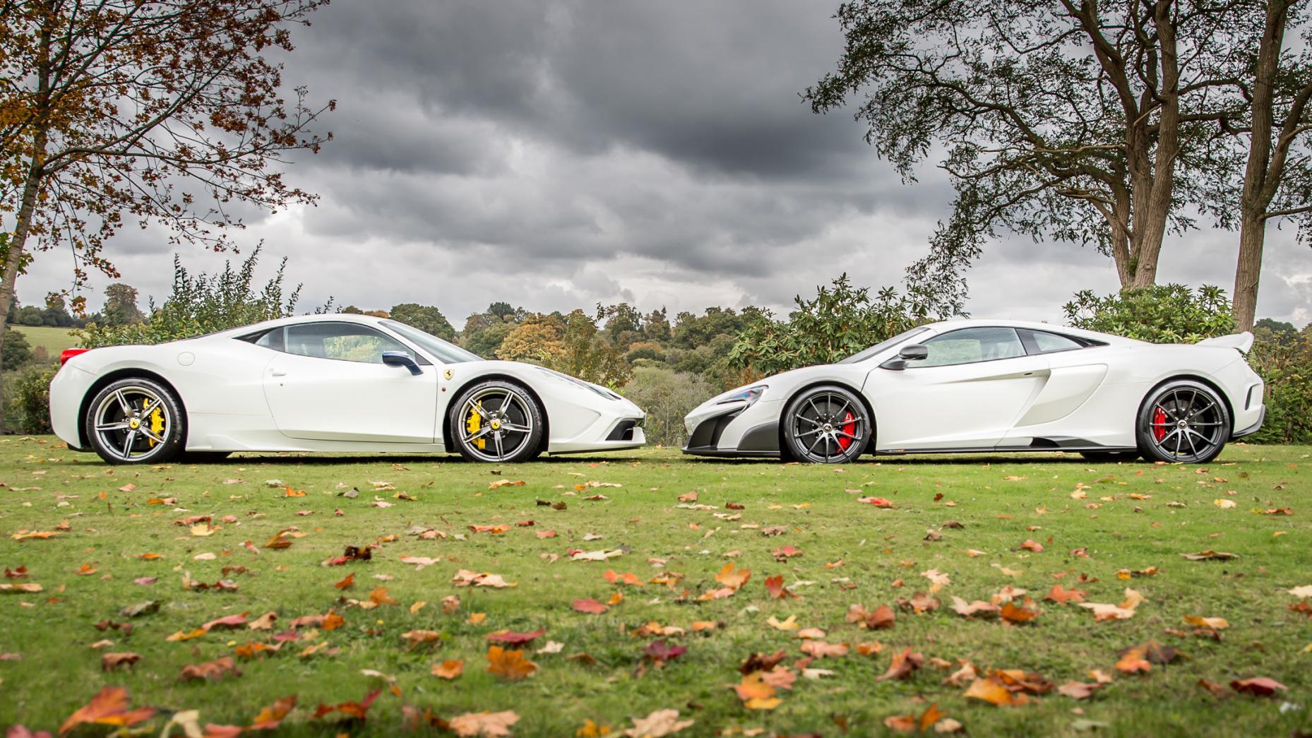 Witte Ferrari 458 Speciale en McLaren 675 LT staan samen te koop