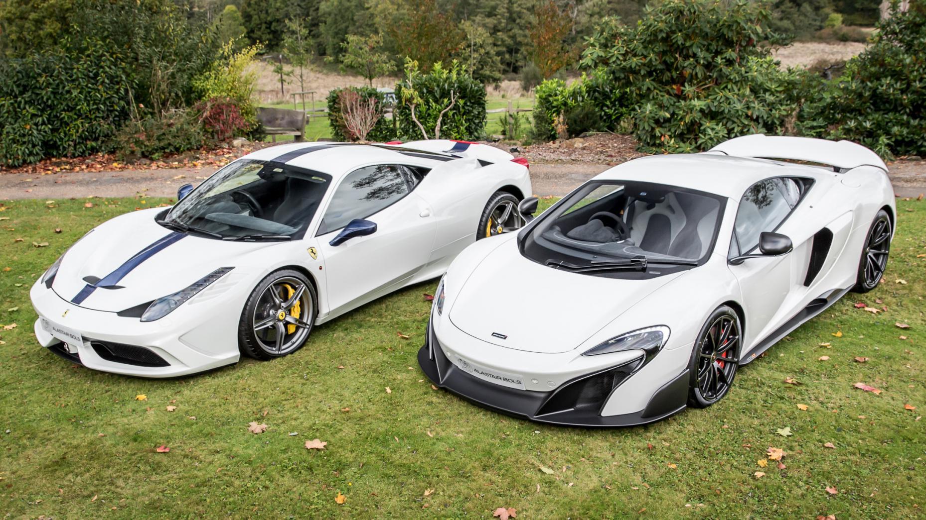 Witte Ferrari 458 Speciale en McLaren 675 LT staan samen te koop