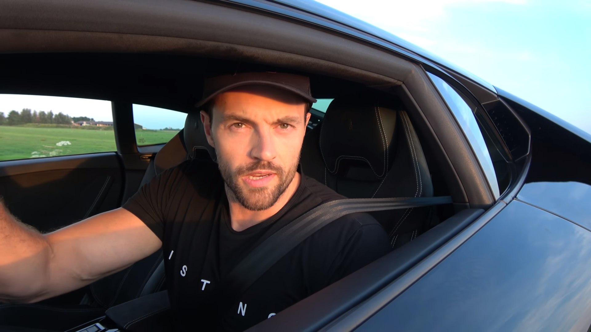 De nieuwe auto van Joel Beukers is een Lamborghini Huracán