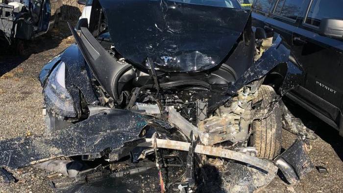 Tesla Model 3 crasht met 100 km/u - TopGear Nederland