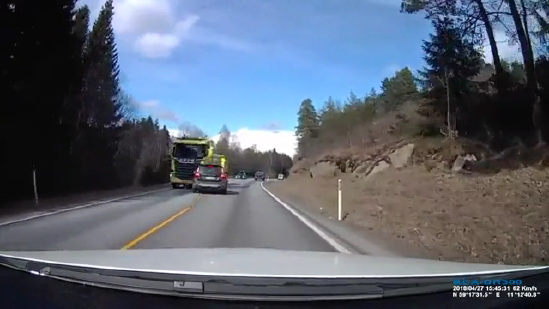 Volvo XC70 crasht hard, niemand raakt gewond - TopGear
