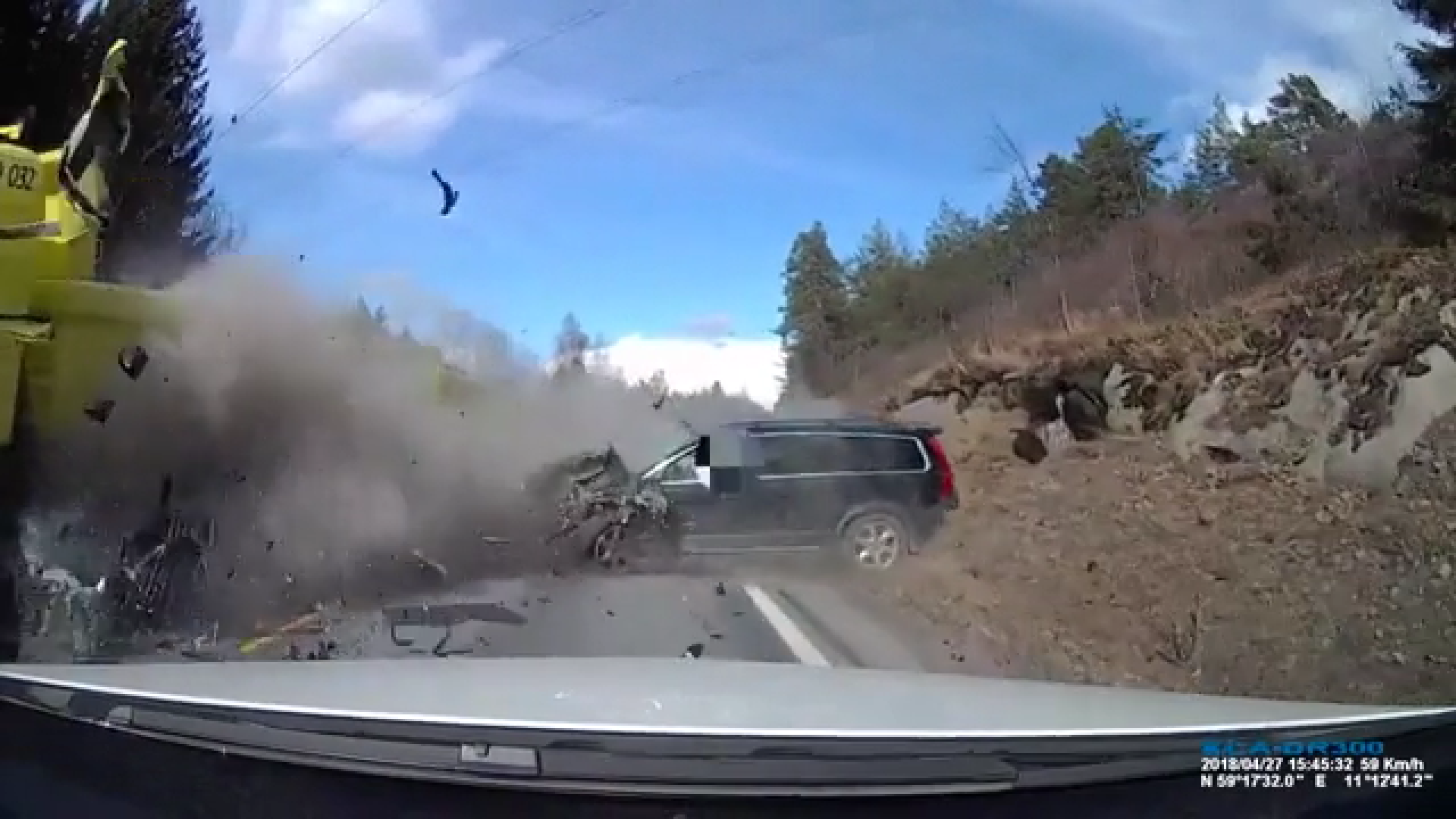 Volvo XC70 crasht hard, niemand raakt gewond - TopGear