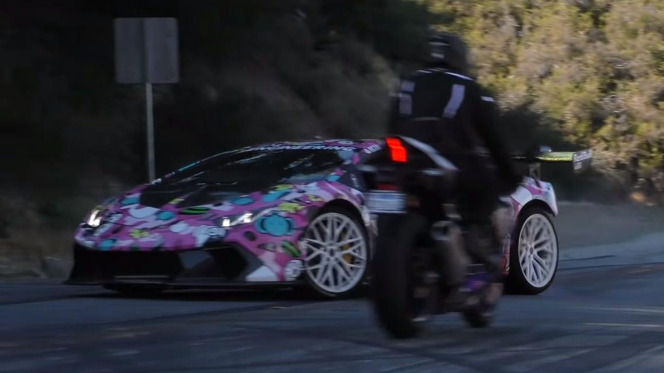 Lambo-vlogger Alex Choi schept bijna motorrijder - TopGear