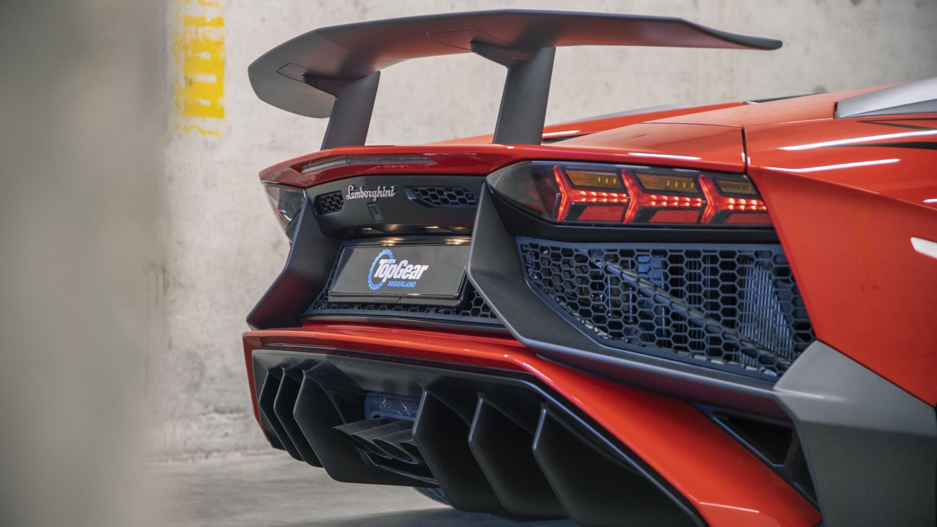 Lamborghini Aventador SV vs Lamborghini Countach 5000 QV - TopGear