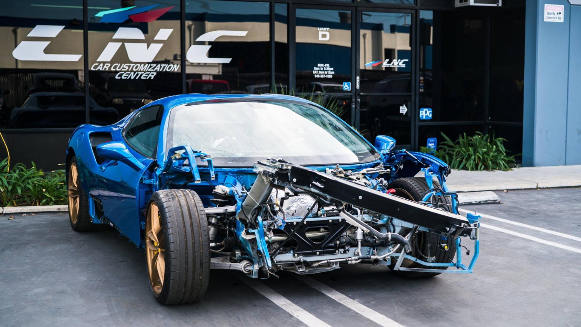 Gecrashte Ferrari perfect opgelapt in timelapse - TopGear Nederland