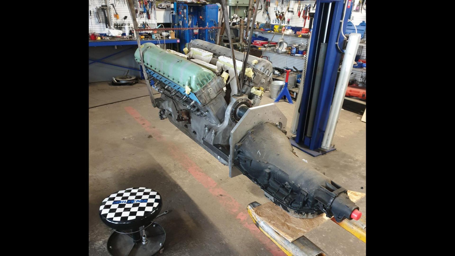 27-liter Rolls-Royce Meteor past in een Ford Crown Victoria - TopGear