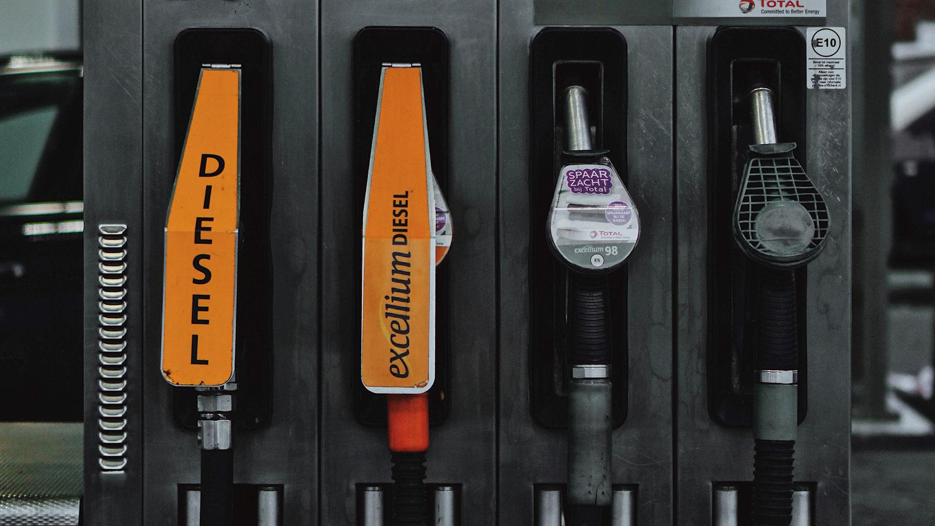 Hoeveel gaan de accijnzen omlaag in april? Dit kost benzine morgen