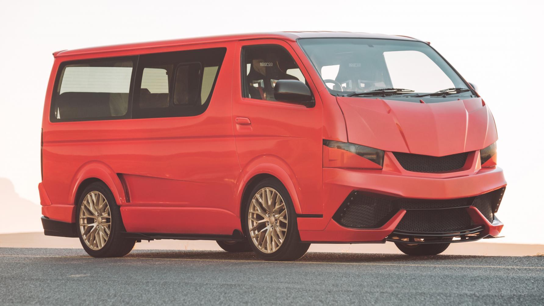 Deze minivan heeft een twin-turbo V12 (550 pk!) en een Aventador-bodykit