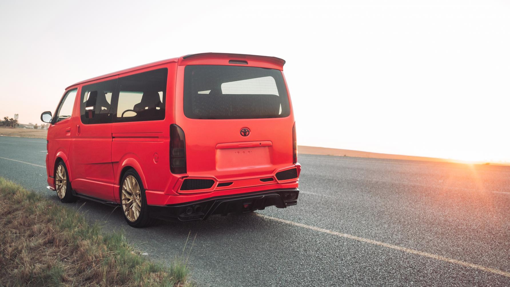 Deze minivan heeft een twin-turbo V12 (550 pk!) en een Aventador-bodykit