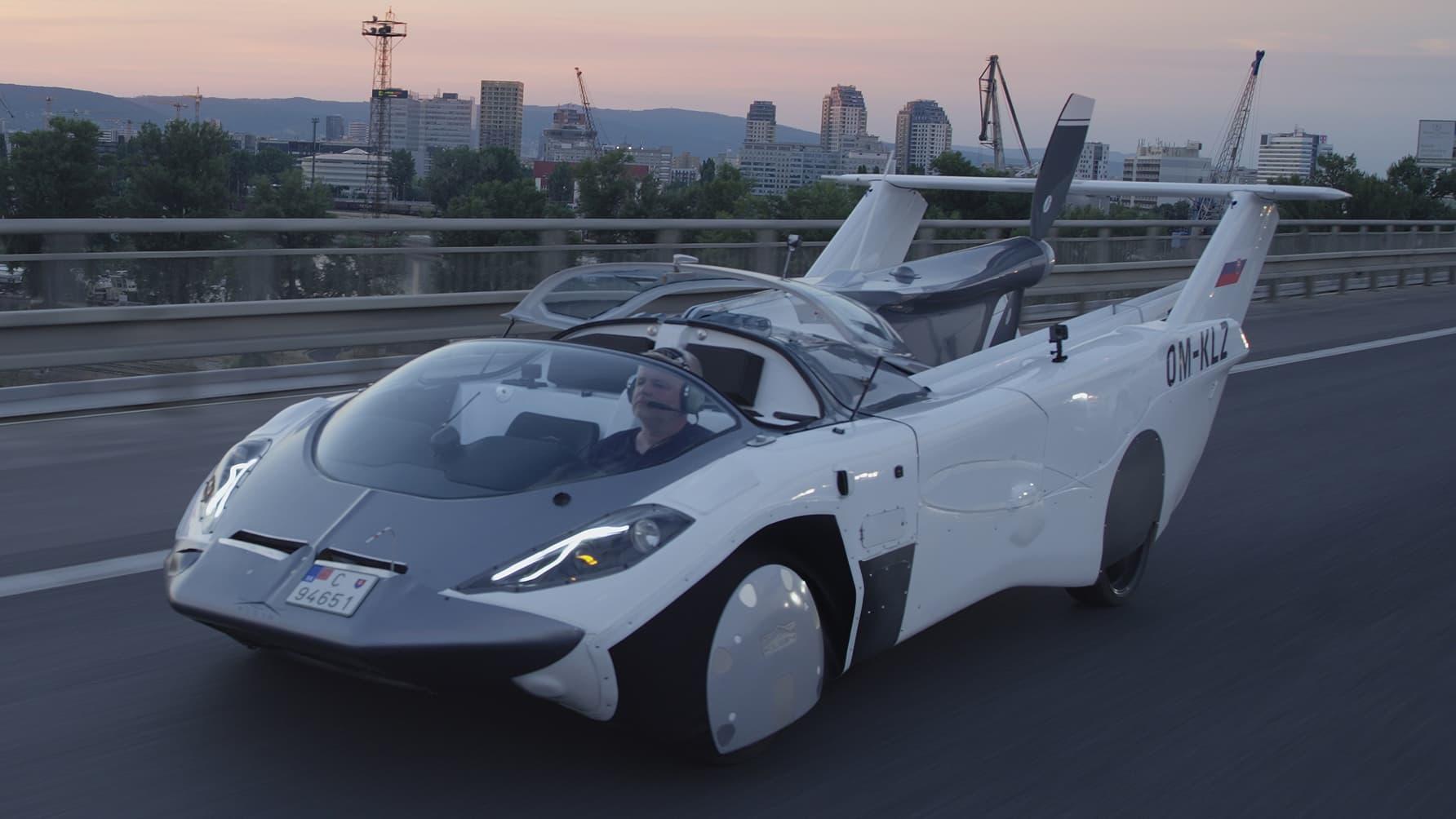 De AirCar (met een BMW-motor) mag officieel de lucht in - TopGear