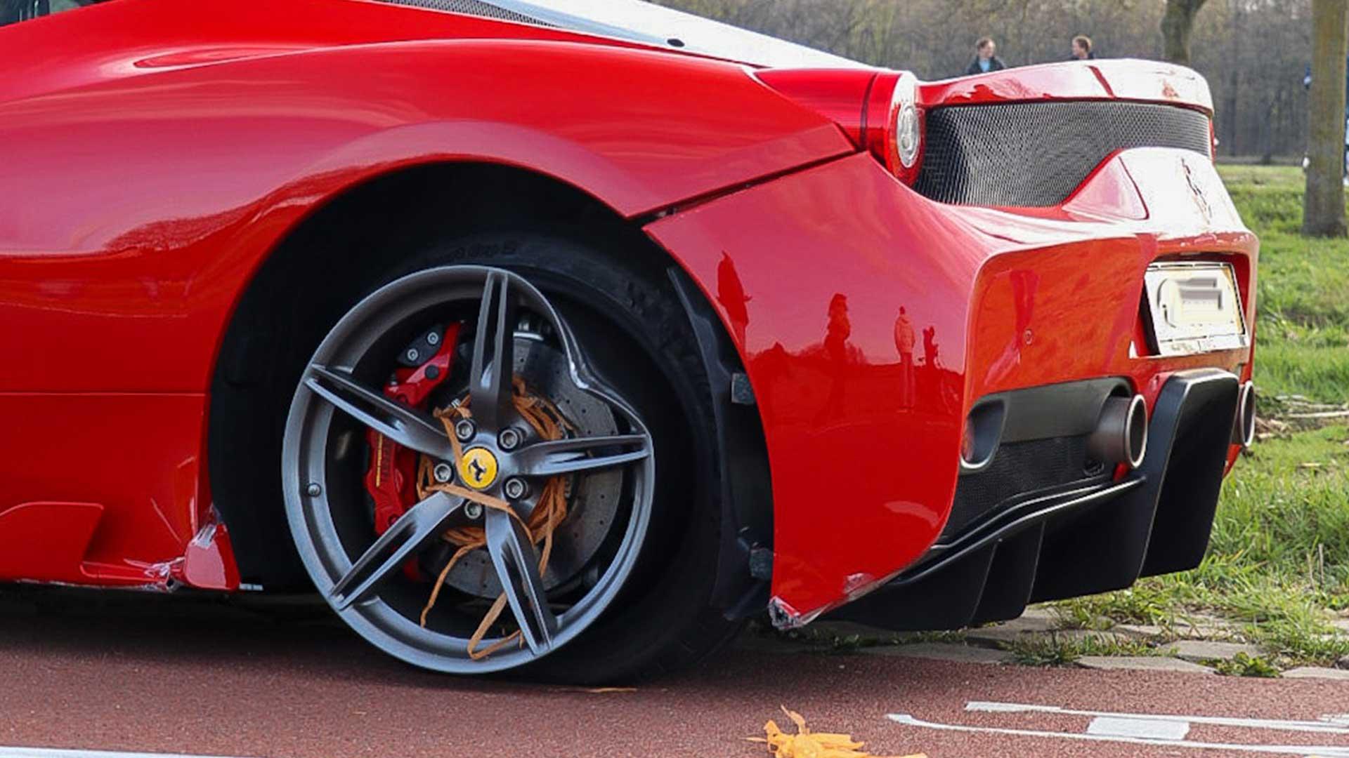Ferrari 458 Speciale rijdt velg kapot op betonblok langs de weg - TopGear