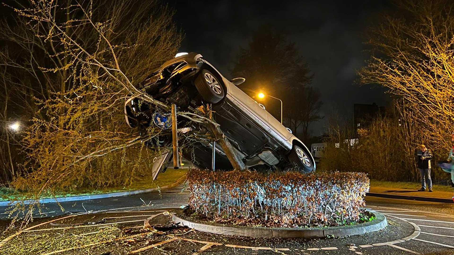 Volkswagen Golf crasht op bijzondere wijze op rotonde - TopGear