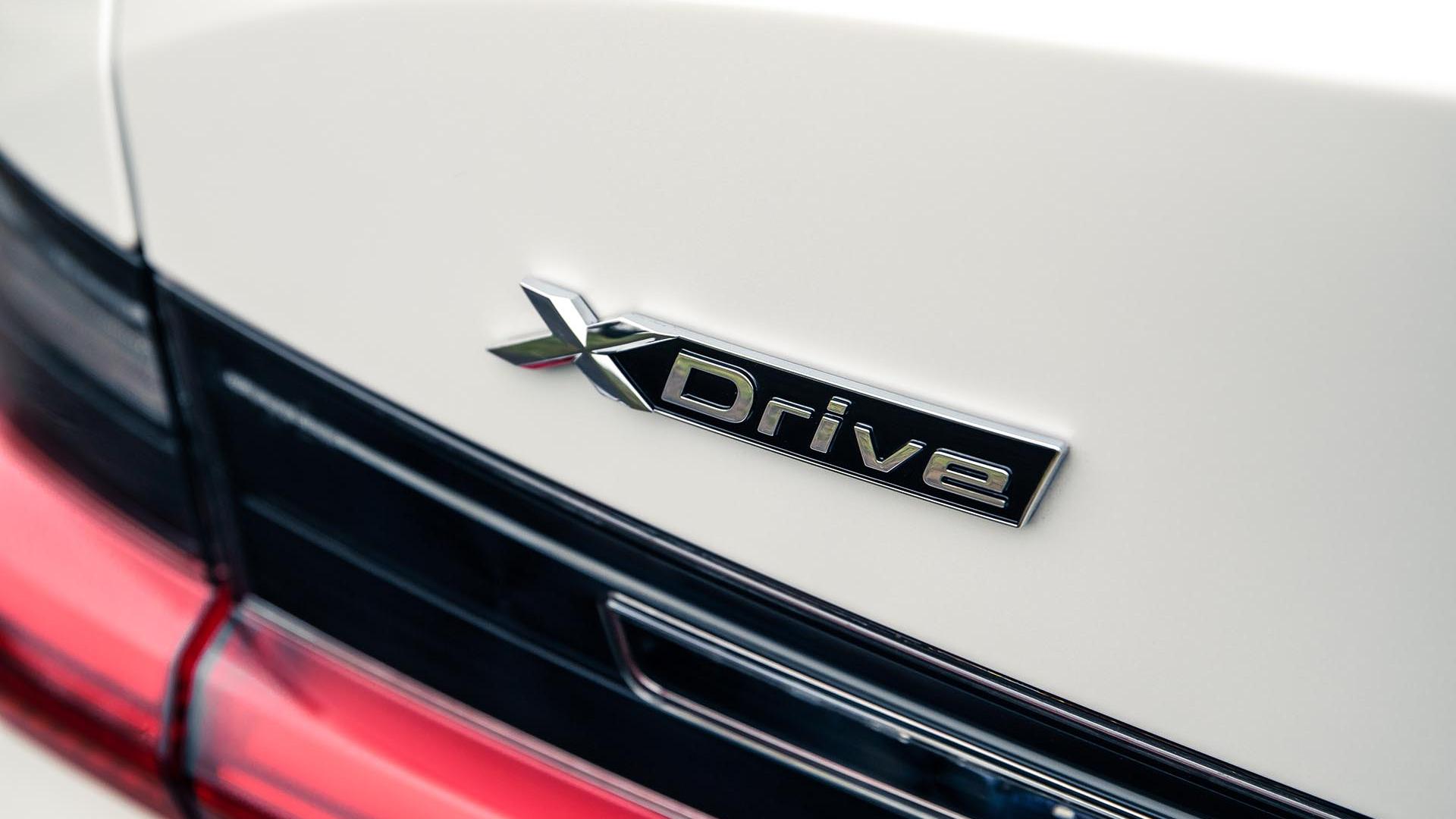 BMW 330e vs Mercedes C 300 e - welke plug-in hybride is beter?