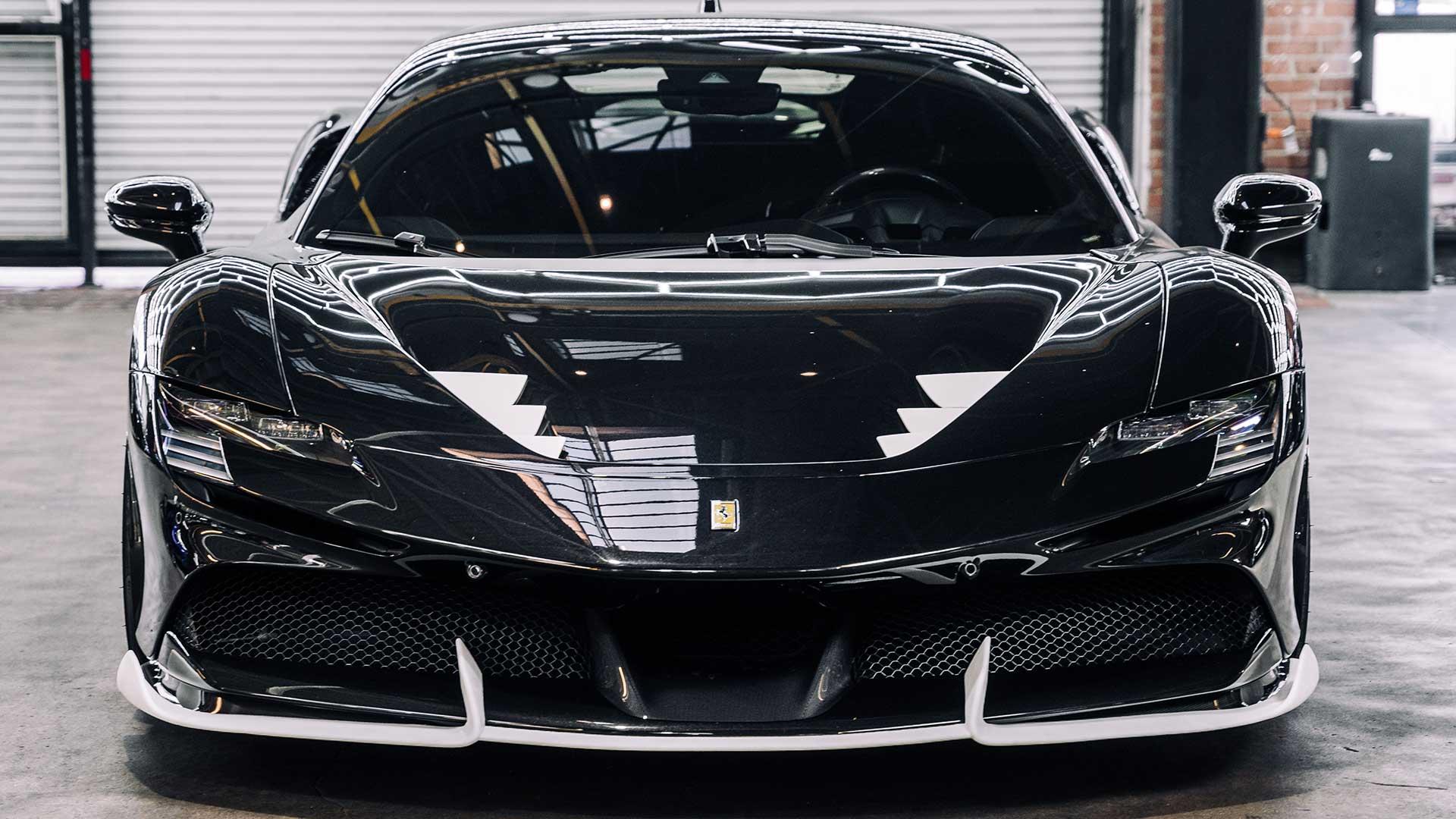 1016 Industries beplakt de Ferrari SF90 met extra koolstofvezel