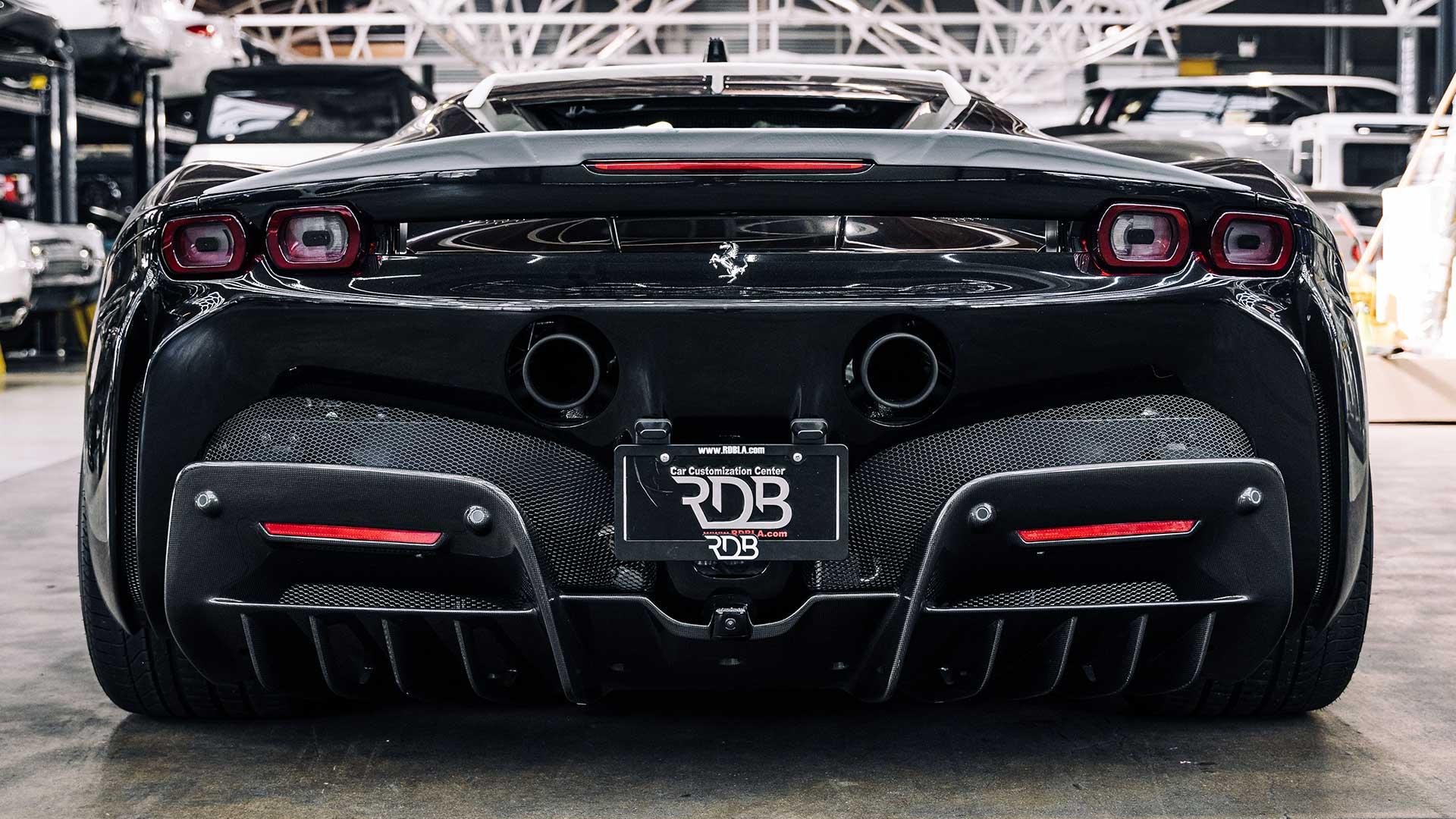 1016 Industries beplakt de Ferrari SF90 met extra koolstofvezel