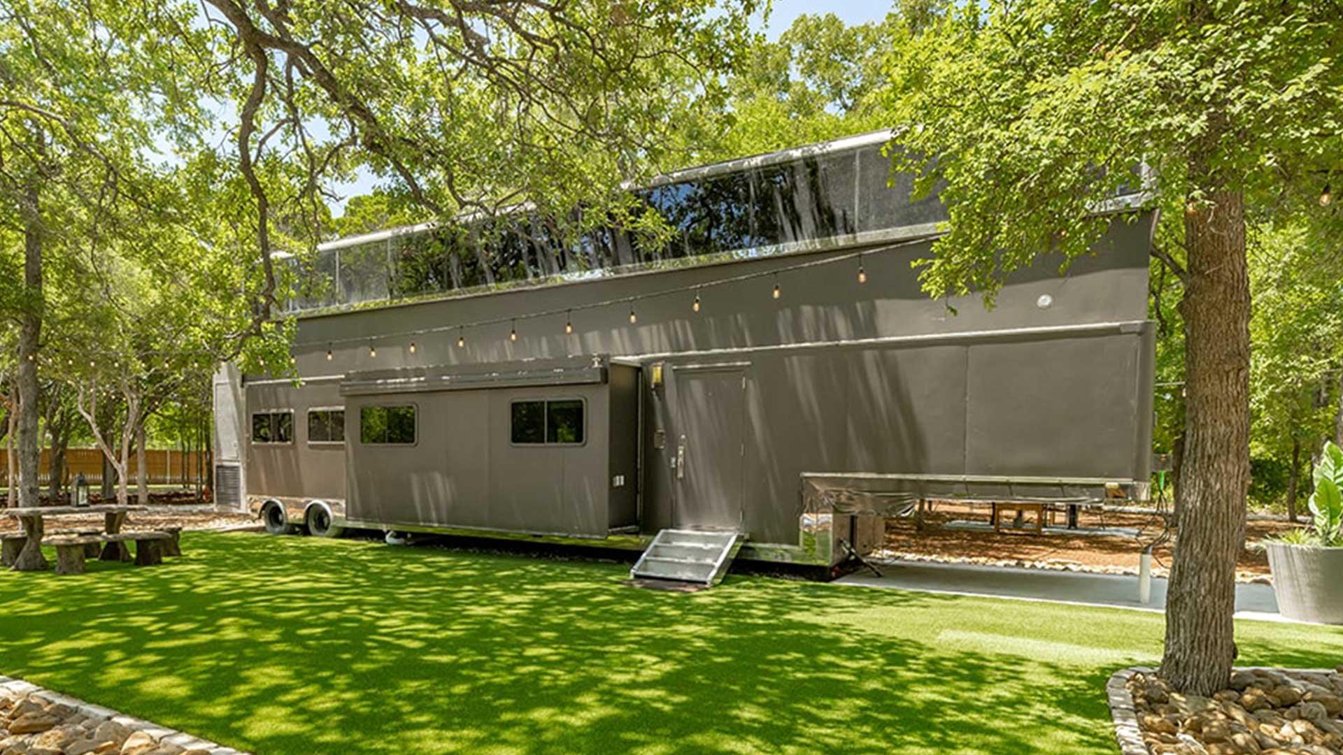 Dit kost het om de 'grootste caravan ter wereld' te huren voor een nachtje