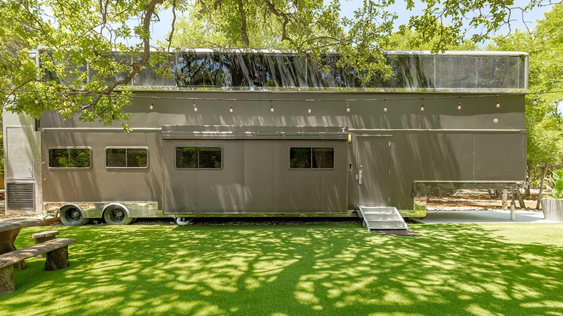 Dit kost het om de 'grootste caravan ter wereld' te huren voor een nachtje