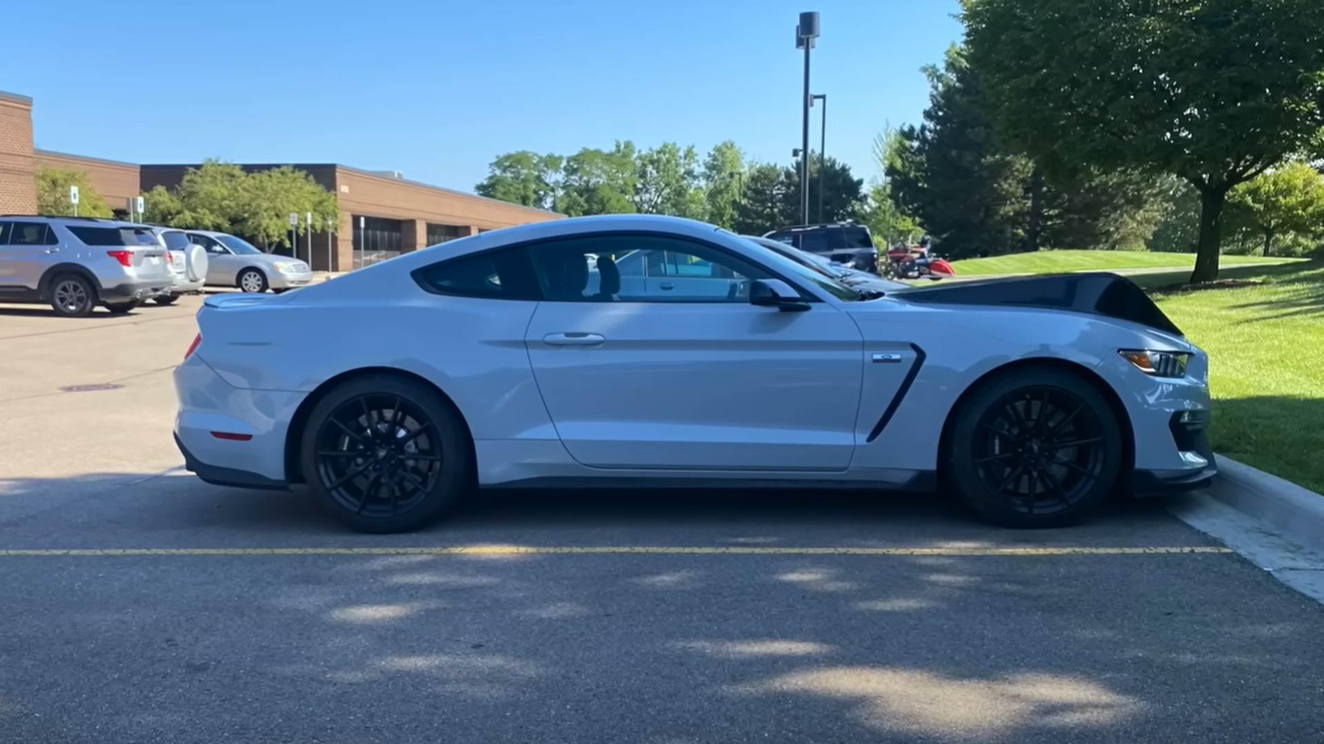 Mustang met dikke bobbel blijkt 7.3 V8 met handbak te verbergen - TG