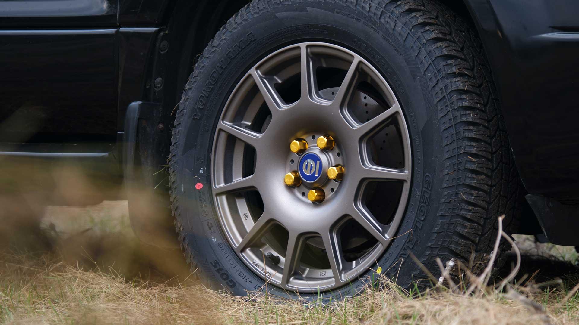 Waarom zit er vaak een rode of gele stip op autobanden?