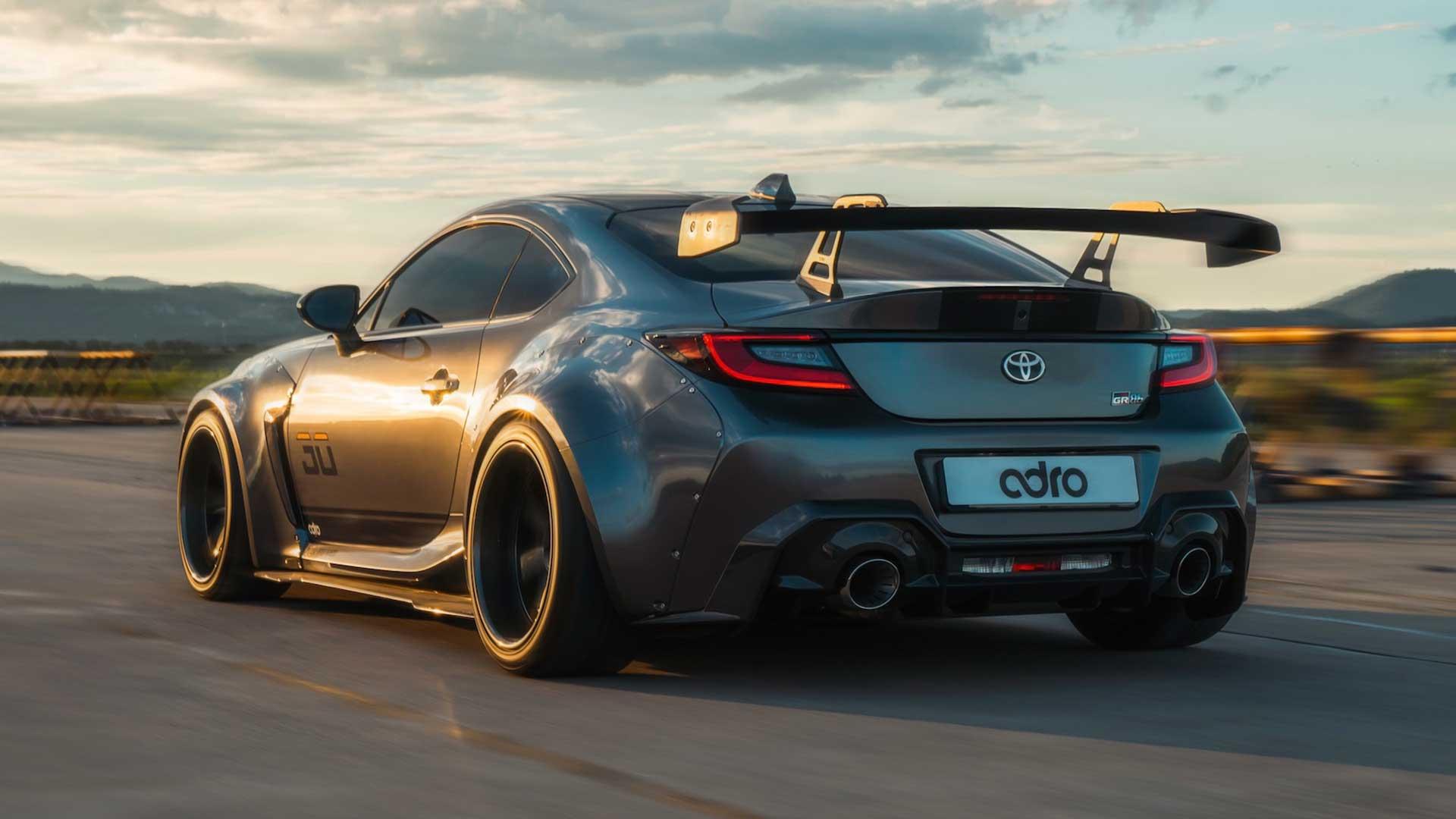 De widebodykit op deze Toyota GR86 weegt maar liefst 110 kilo