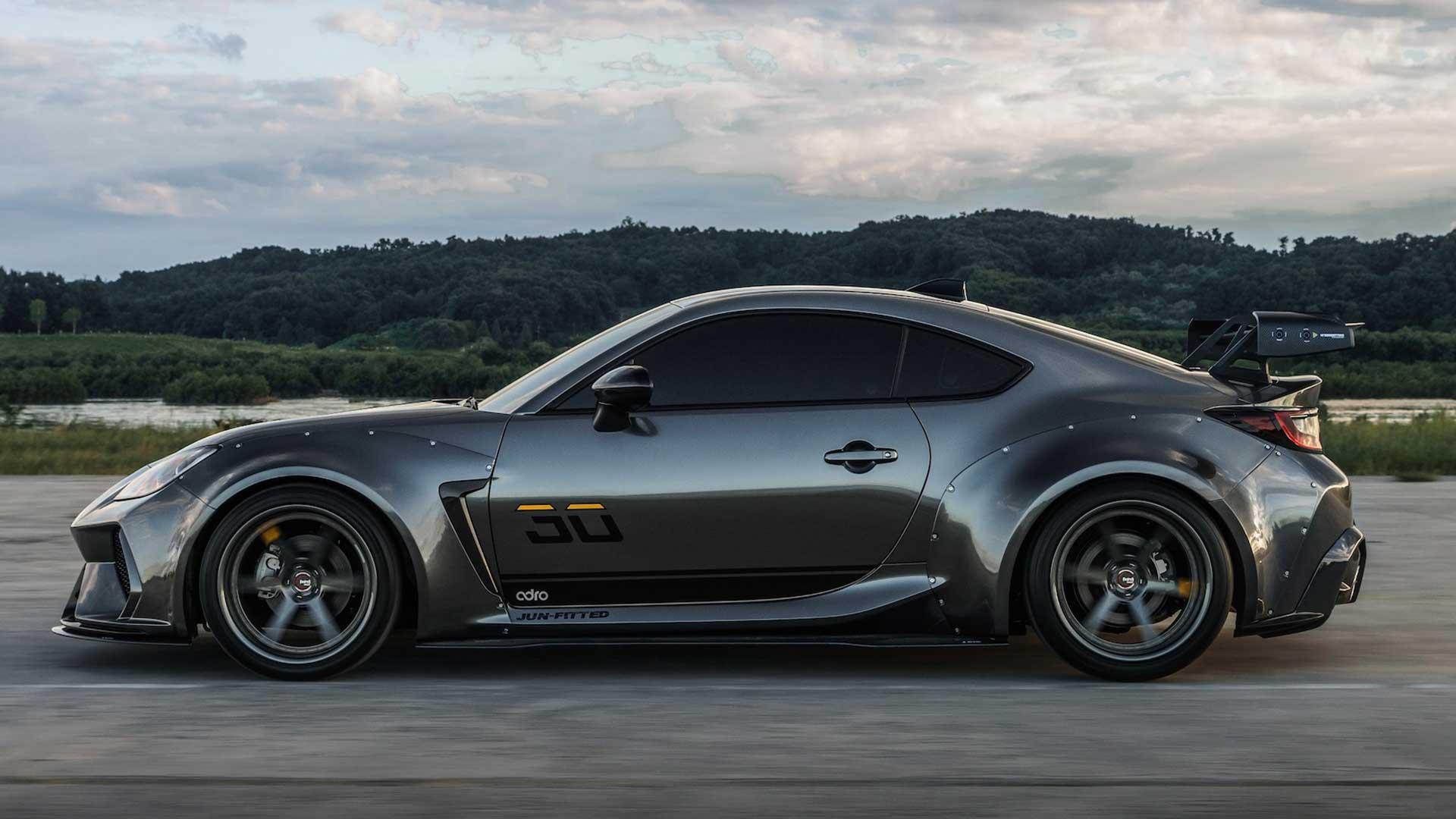 De widebodykit op deze Toyota GR86 weegt maar liefst 110 kilo