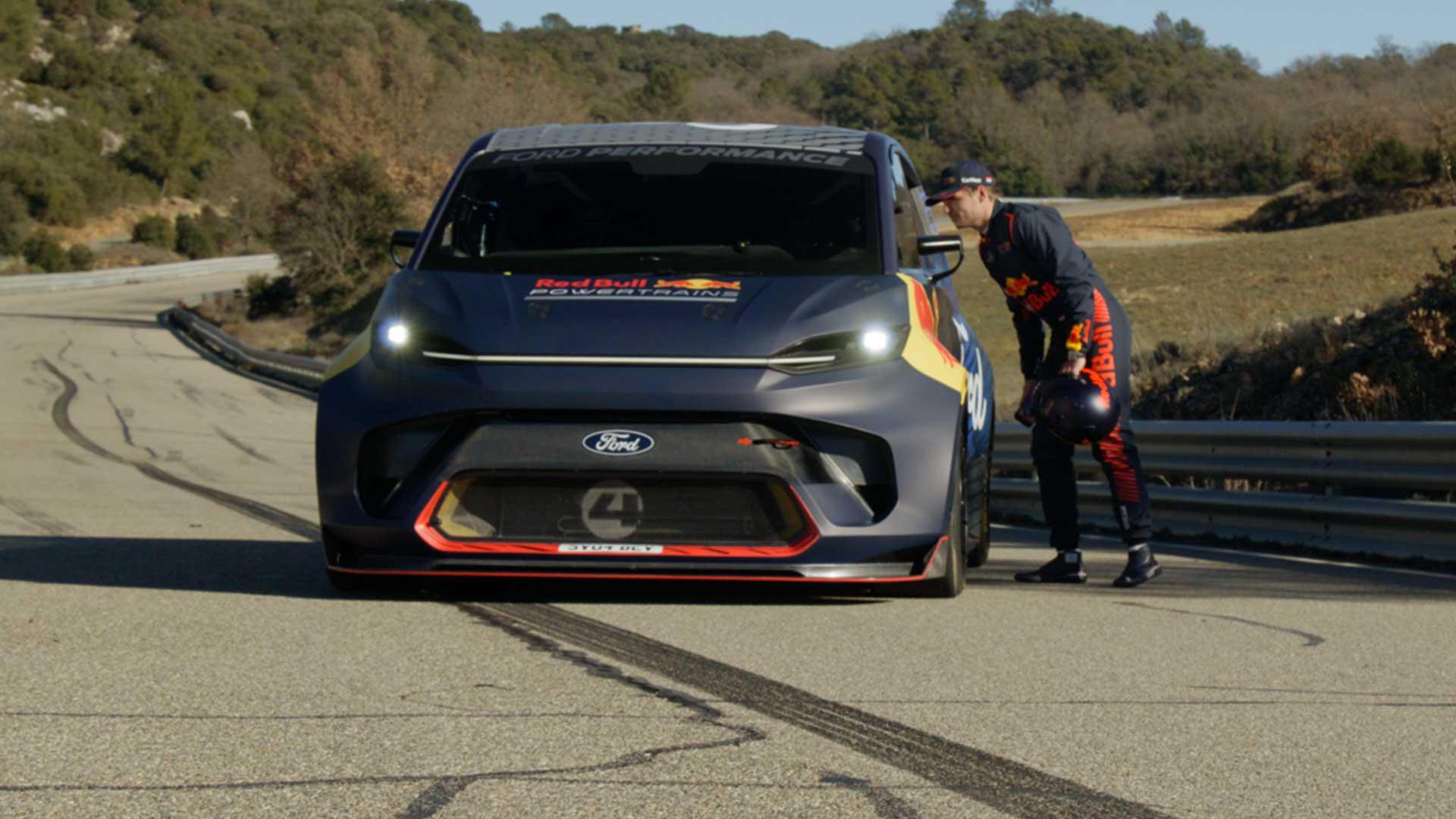 Max Verstappen drift met de Ford Supervan 4 - TopGear