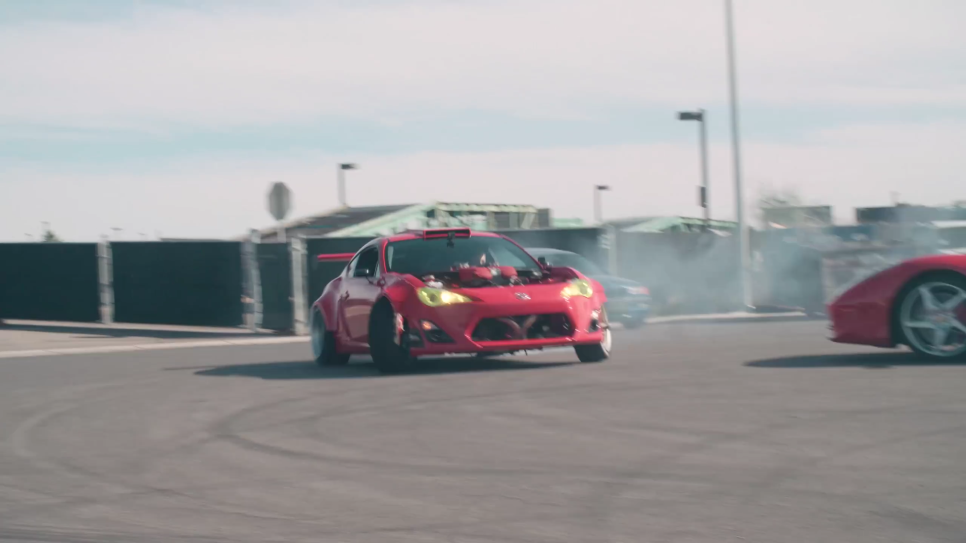 Toyota GT4586 drift om Ferrari 458 in deze video van Ryan Tuerck