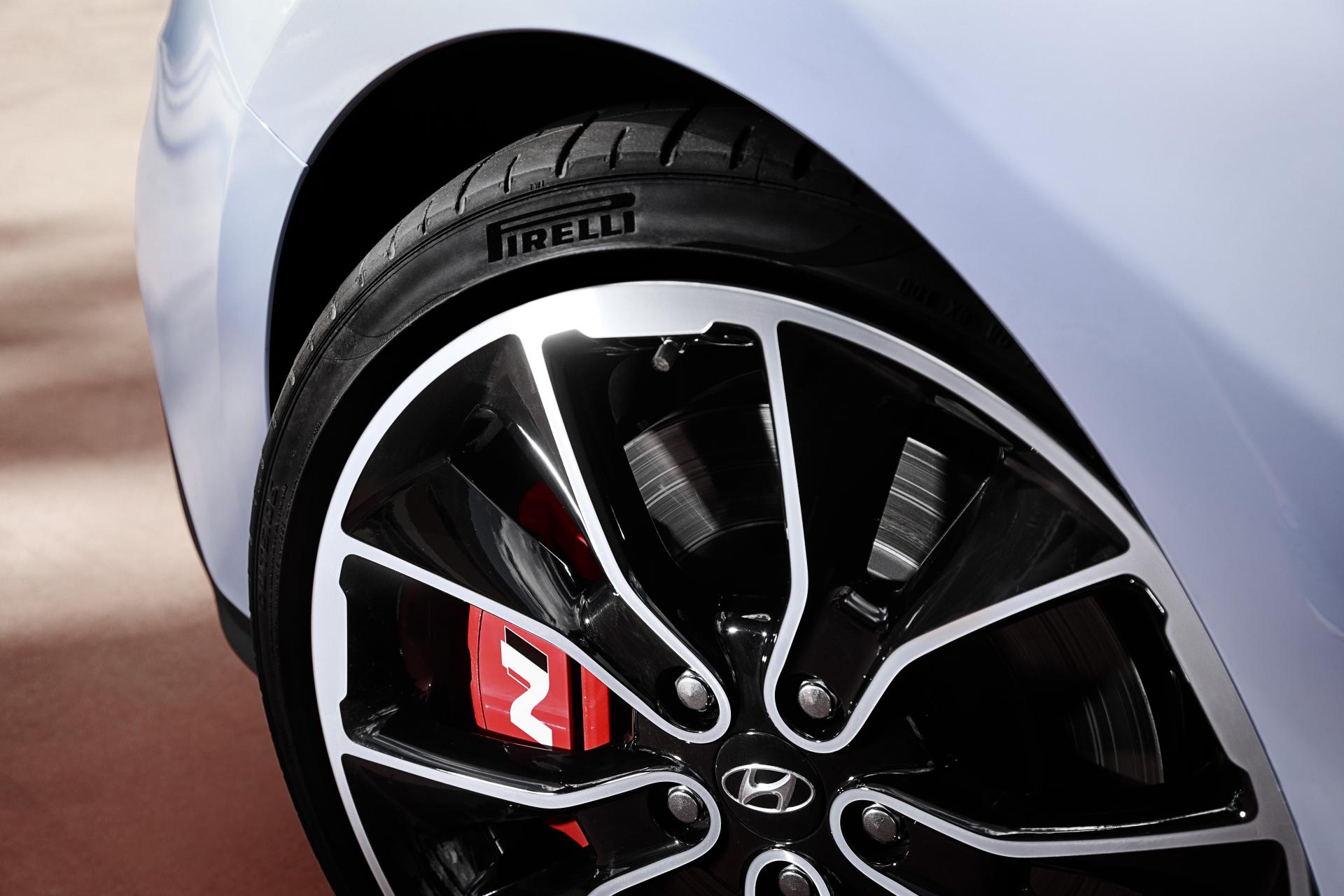 Zo check je hoe oud banden zijn met de DOT-code - TopGear