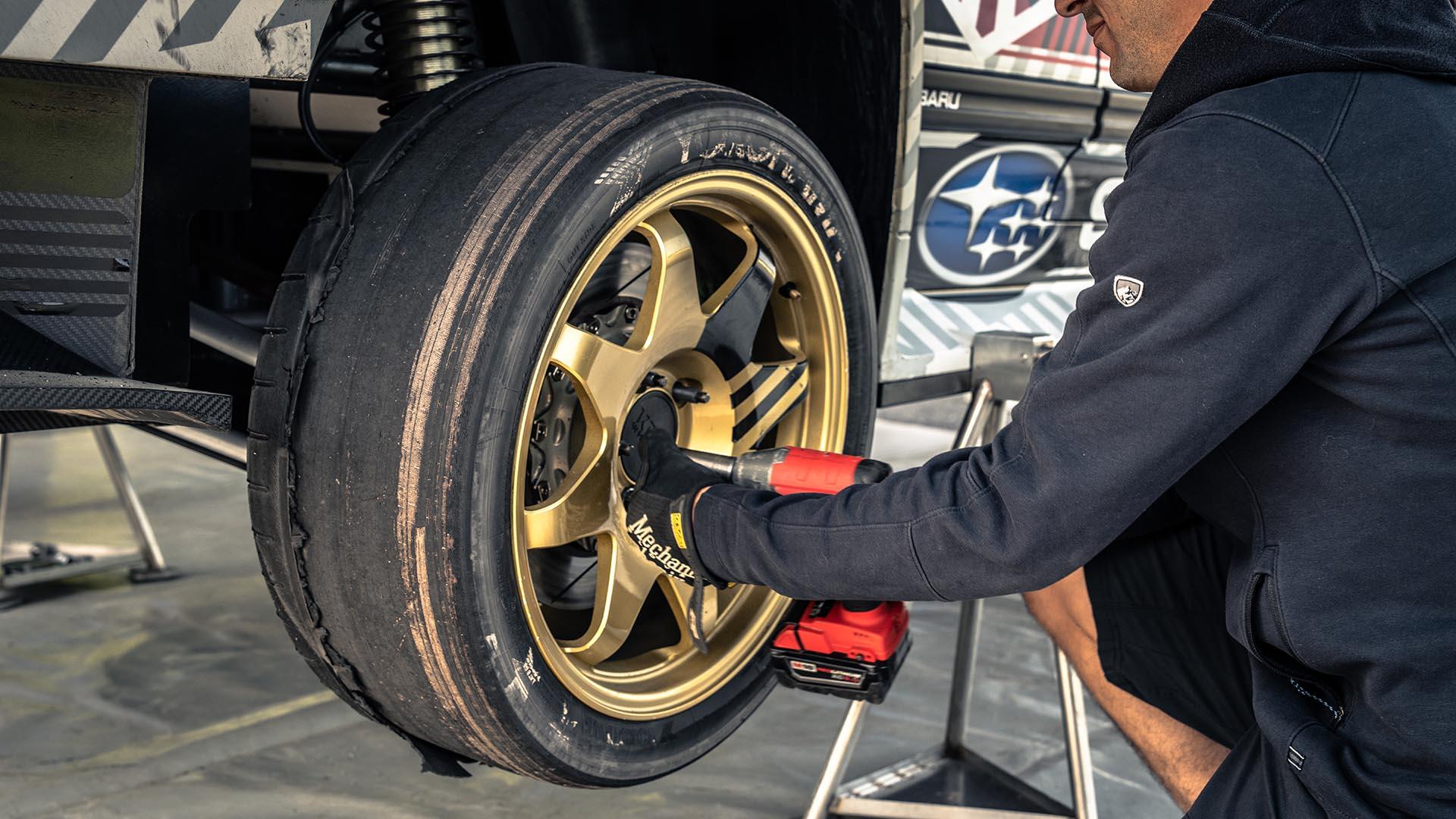 Zoveel Nederlandse auto's rijden op te versleten banden - TopGear