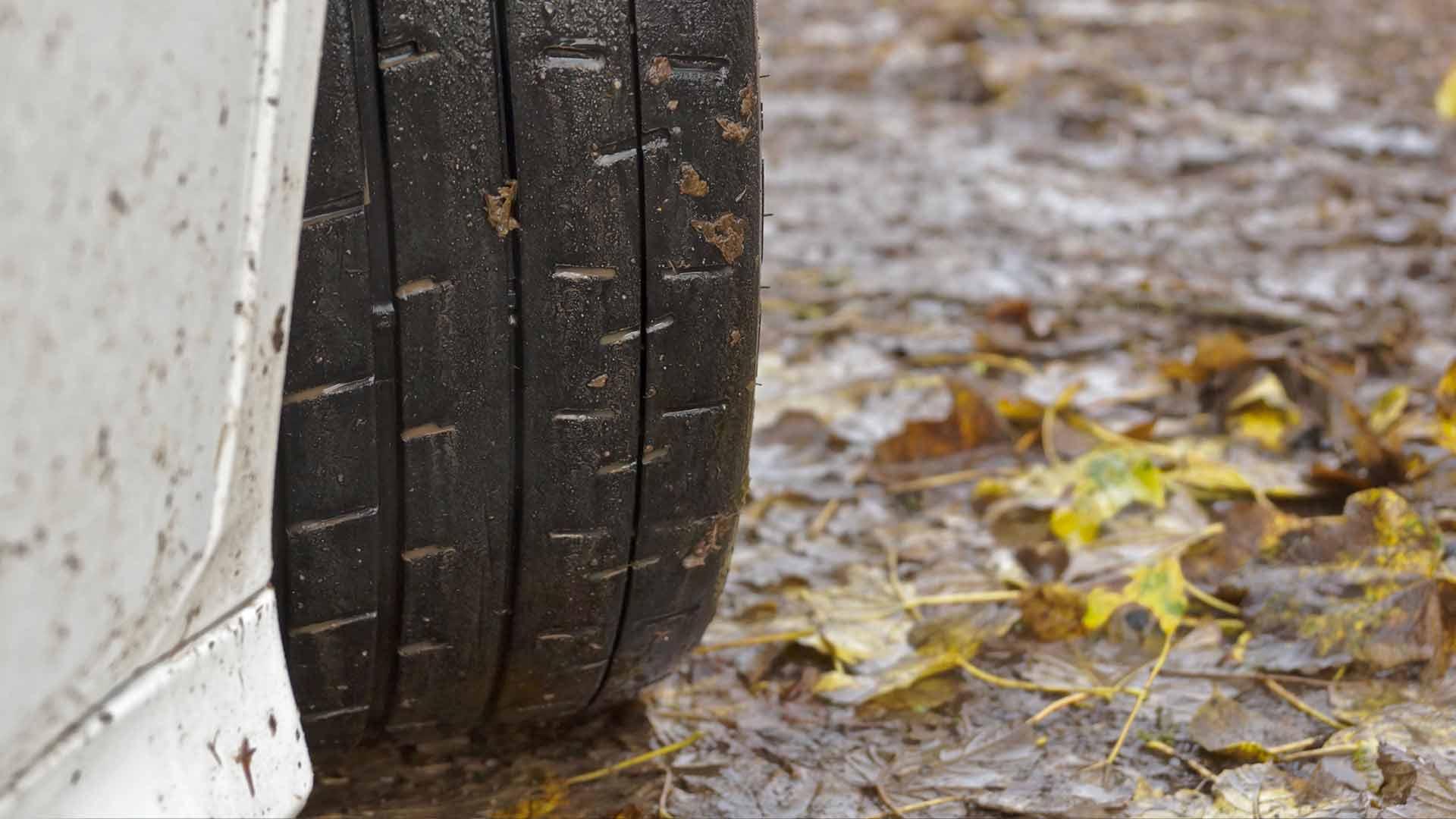 Zoveel Nederlandse auto's rijden op te versleten banden - TopGear