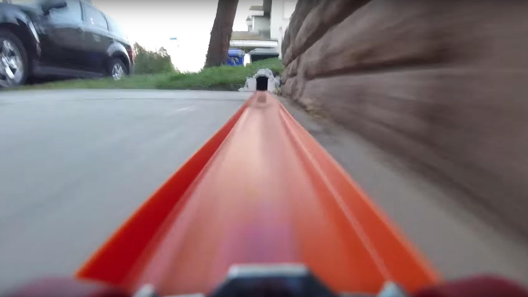 Hot Wheels Road Trip over een mega-racebaan (video) - TopGear