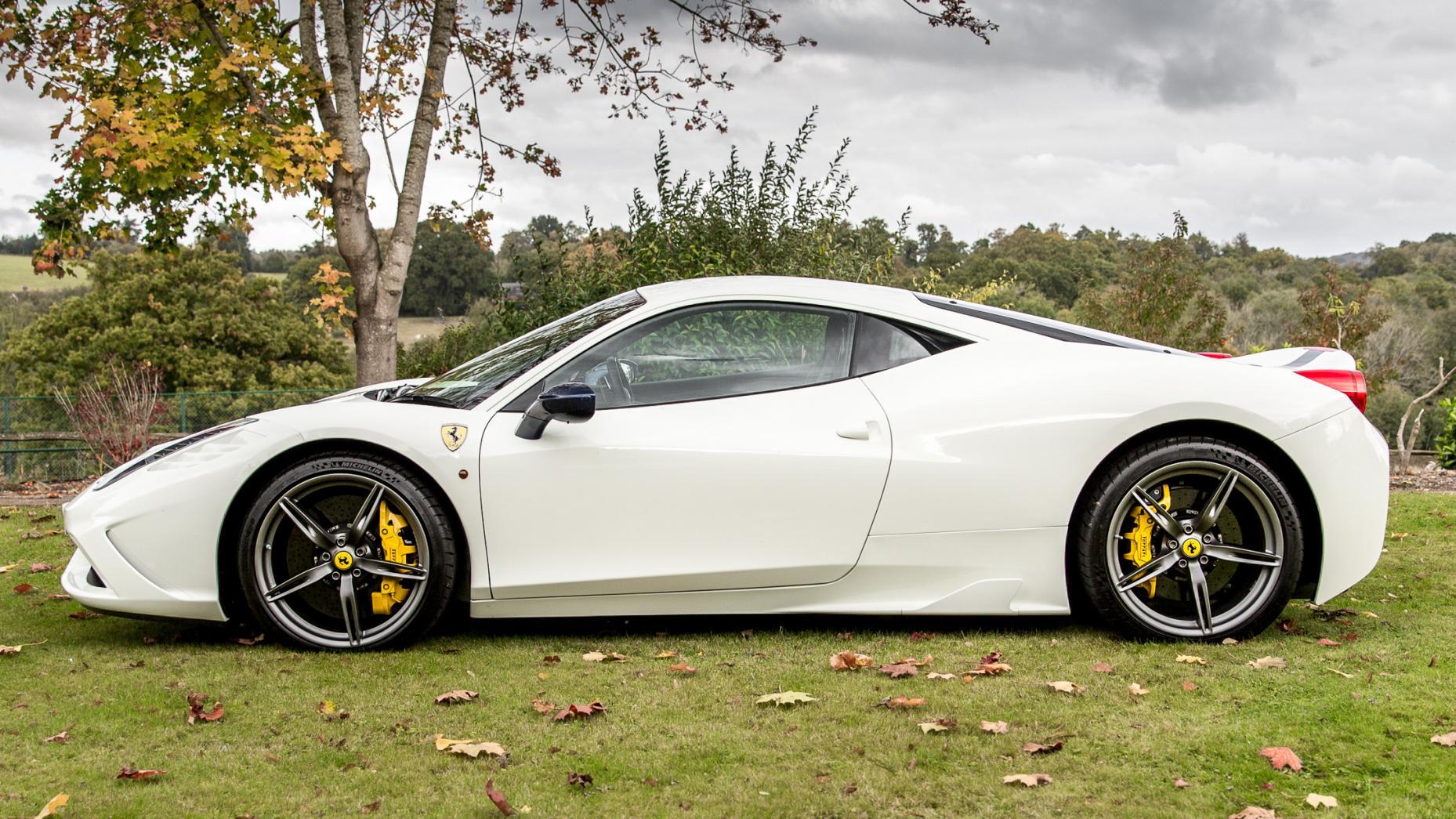 Witte Ferrari 458 Speciale en McLaren 675 LT staan samen te koop