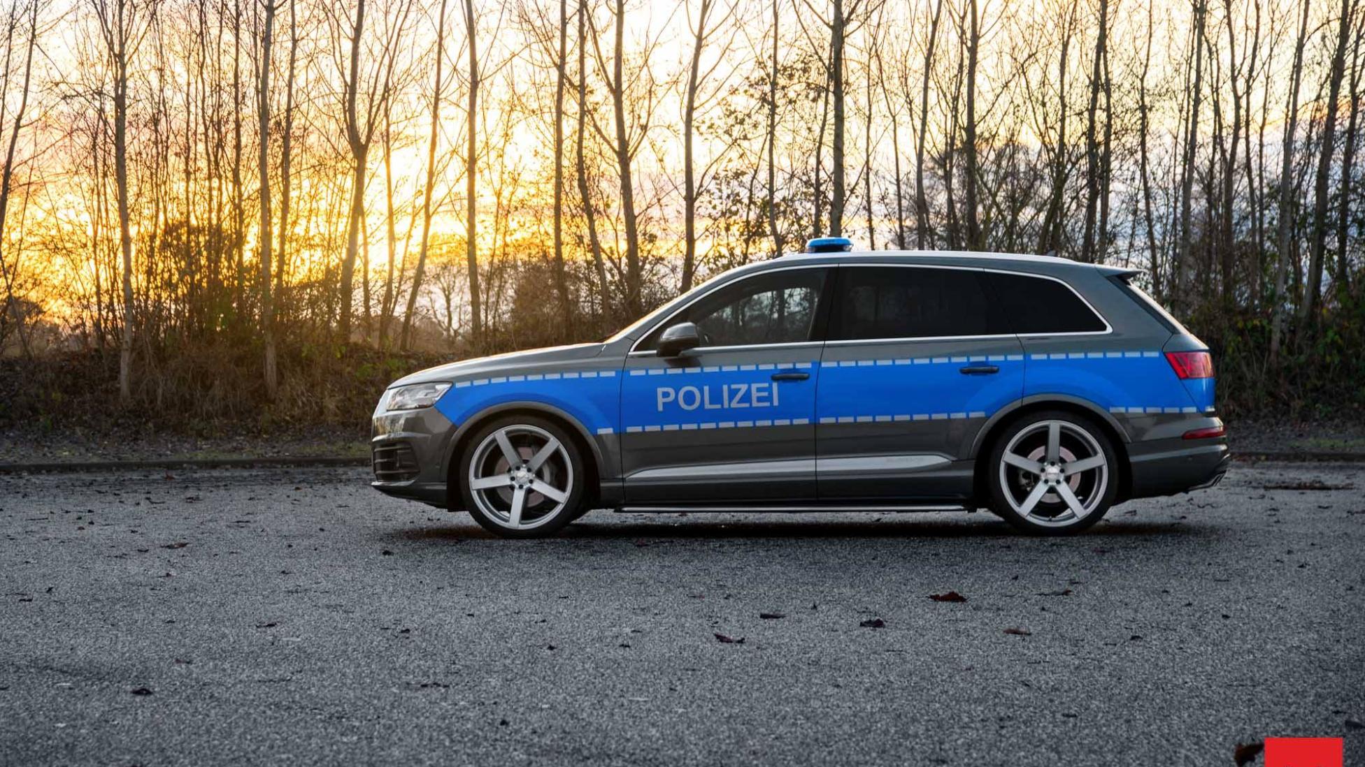 Audi Q7 Polizei vangt tuig op Vossen-velgen - TopGear