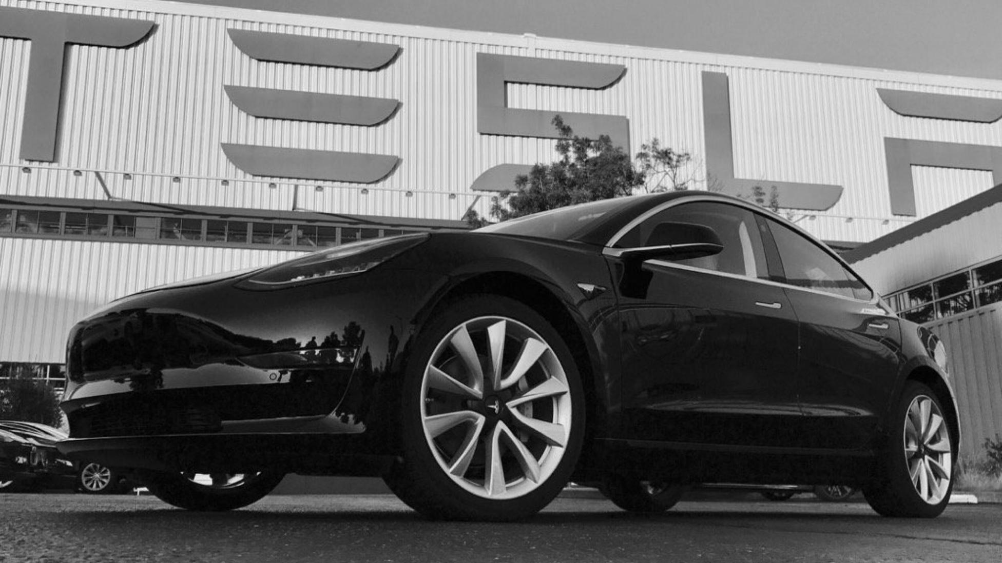 De eerste Tesla Model 3 ooit - dit is hem - TopGear Nederland