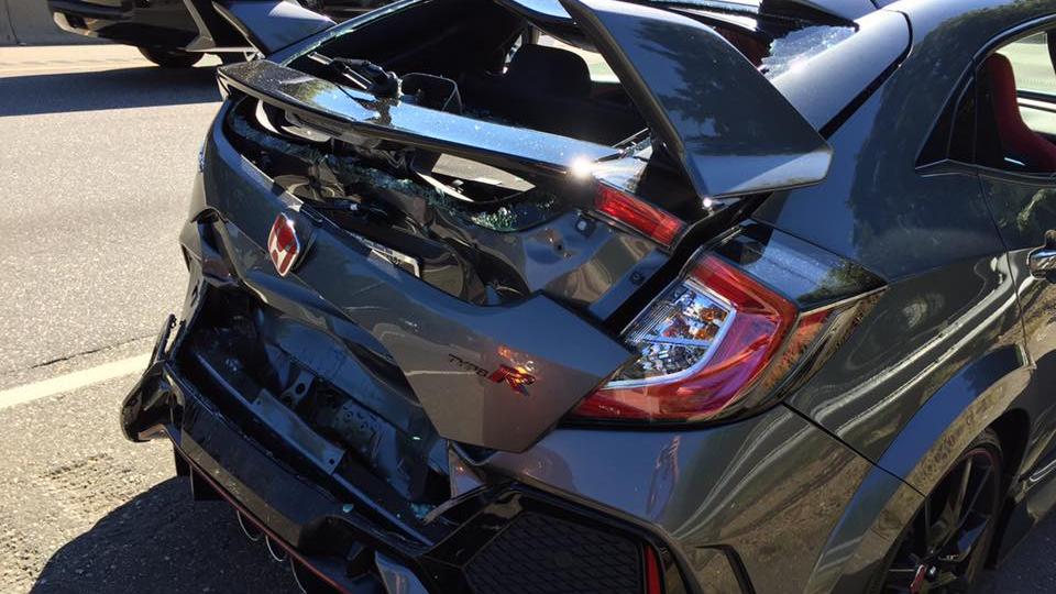Gloednieuwe Honda Civic Type R crasht nu al - TopGear