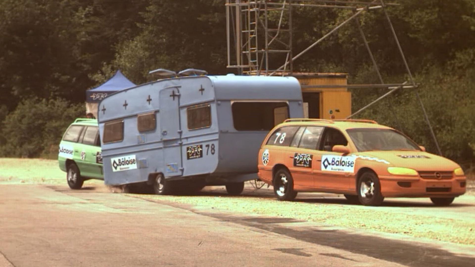 Zo ziet een crash met caravan bij 100 km/u eruit - TopGear Nederland