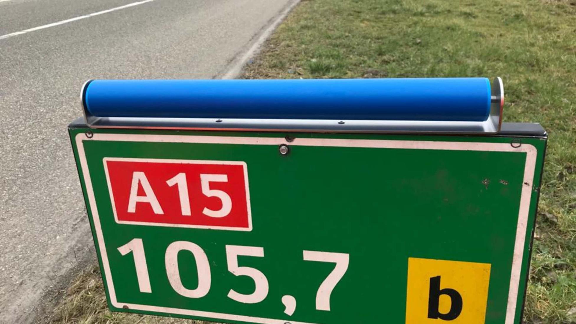 De goede reden waarom er soms blauwe rollertjes op de ...