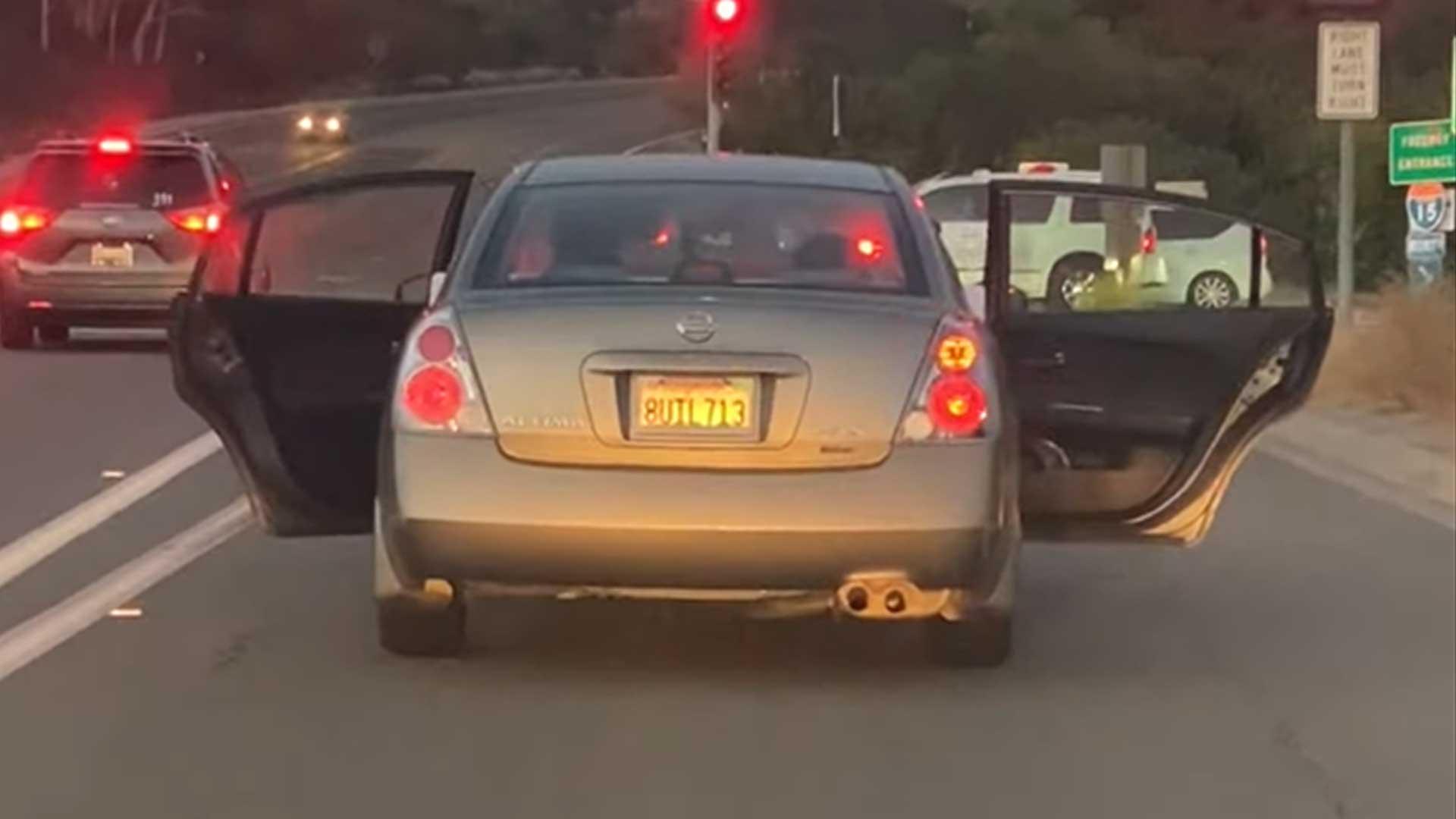 Auto rijdt met open deuren de snelweg op - TopGear Nederland