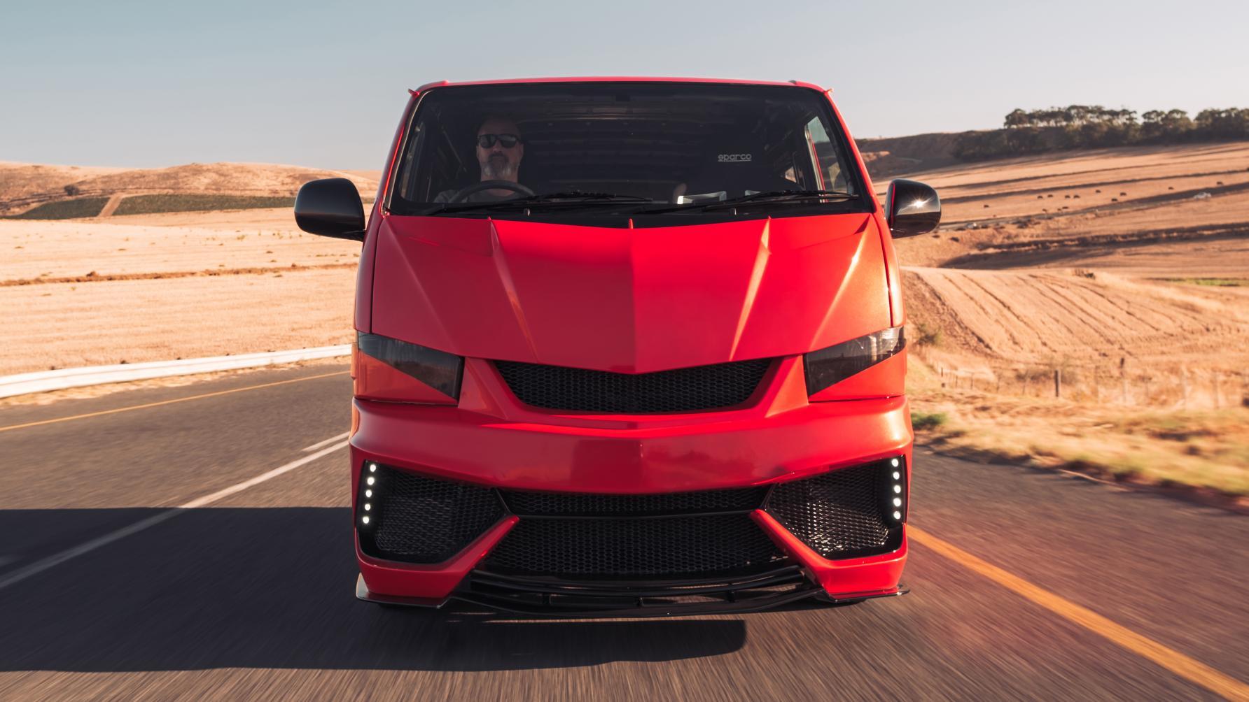 Deze minivan heeft een twin-turbo V12 (550 pk!) en een Aventador-bodykit