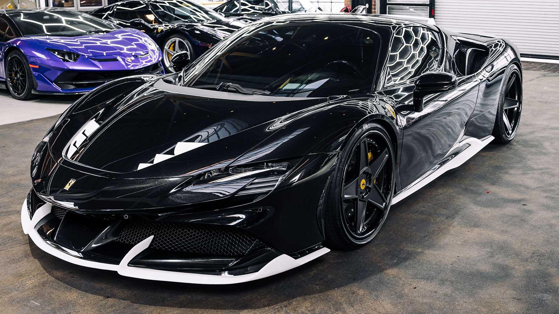 1016 Industries beplakt de Ferrari SF90 met extra koolstofvezel