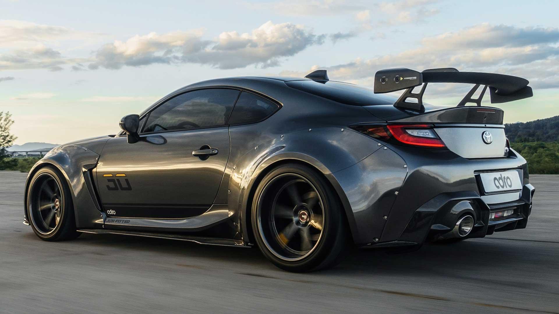 De widebodykit op deze Toyota GR86 weegt maar liefst 110 kilo