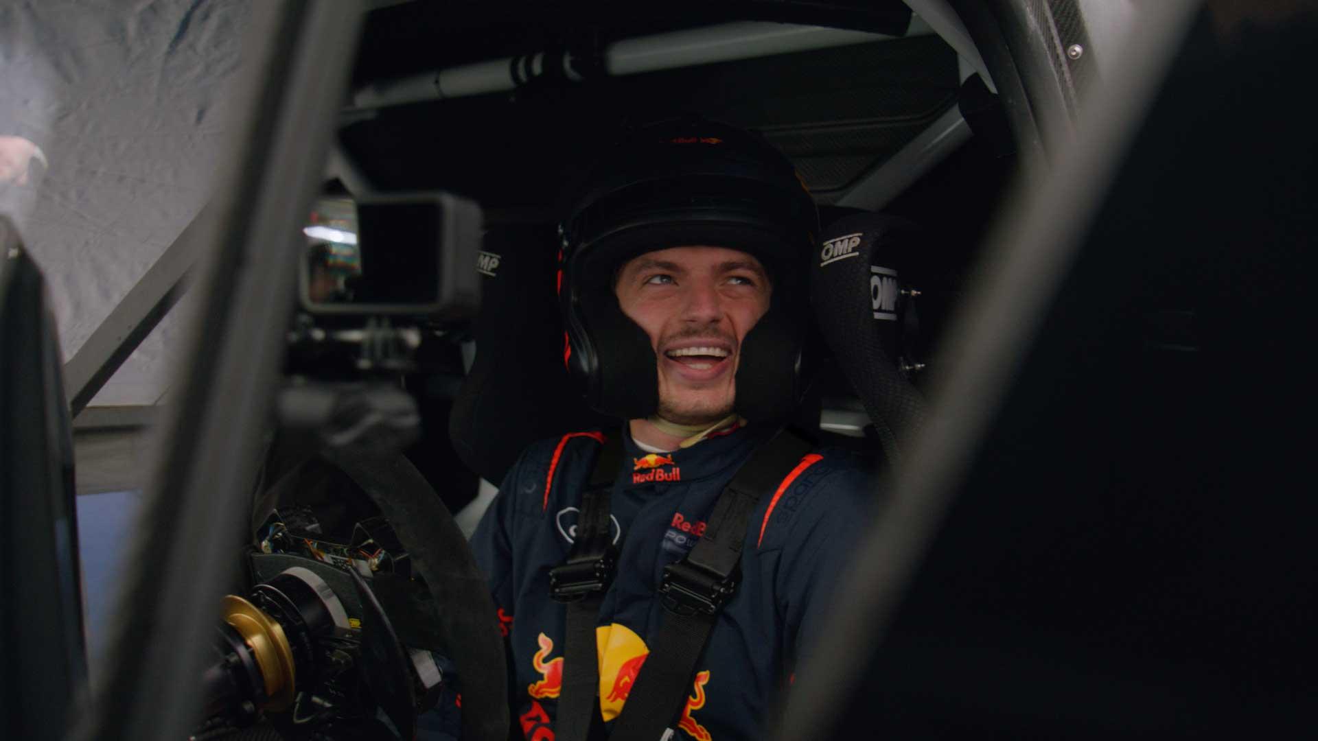 Max Verstappen drift met de Ford Supervan 4 - TopGear