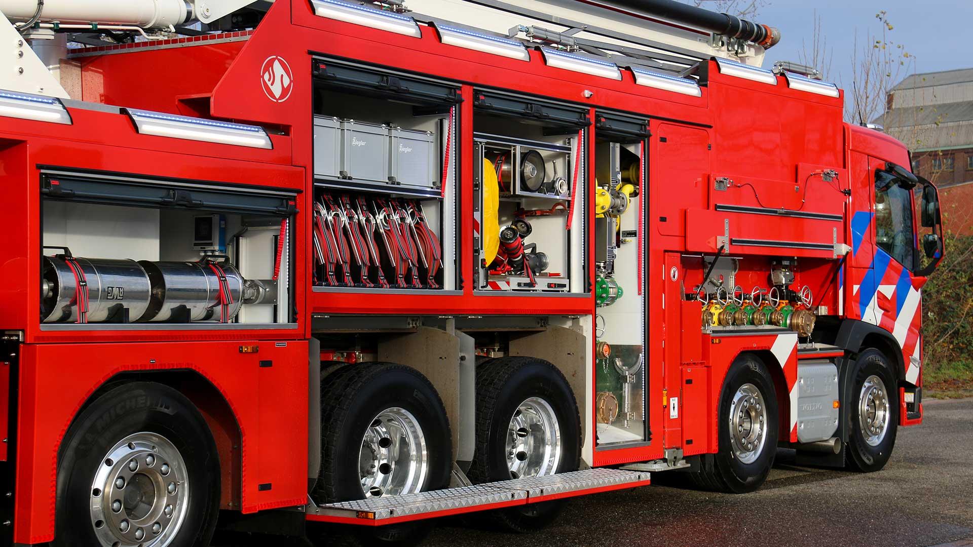 Deze Ziegler Volvo FM 10x4 brandweerauto blust 115 meter ver