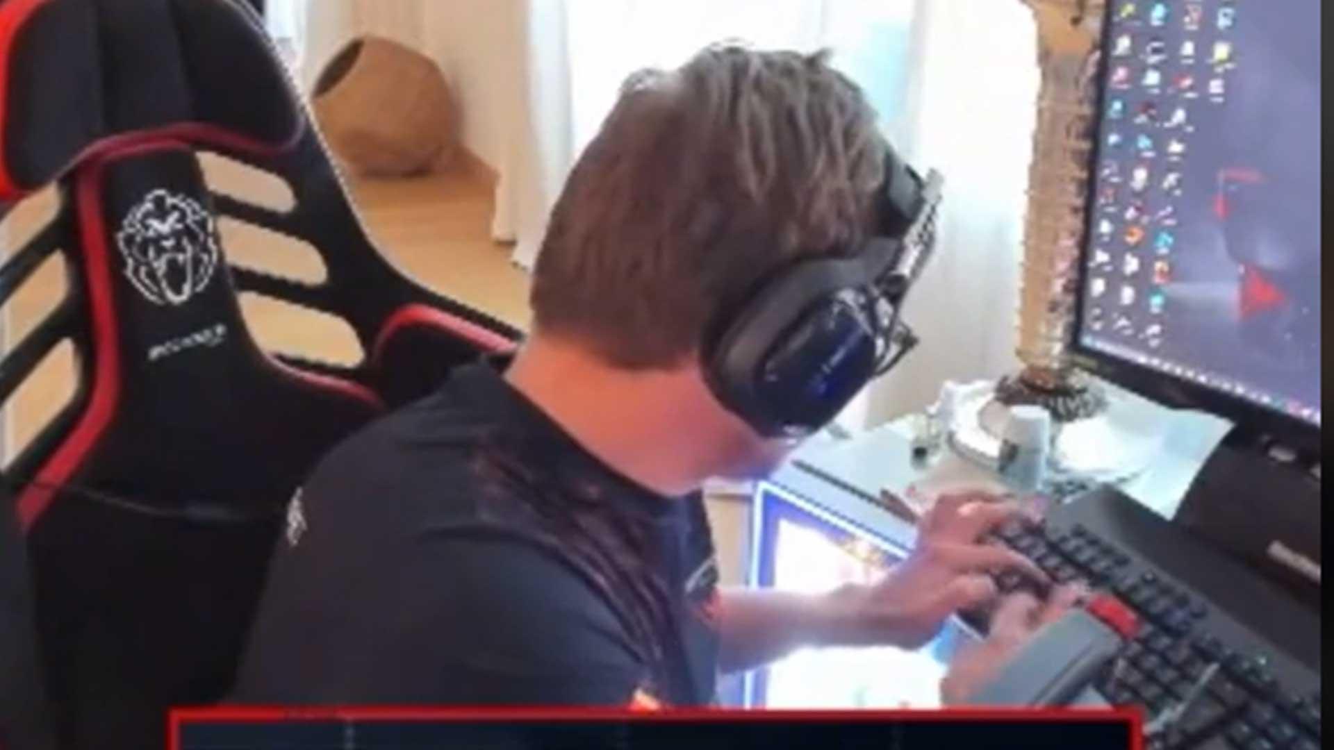 Kijk hoe Verstappen gecyberpest wordt omdat hij 'typt als T-Rex'