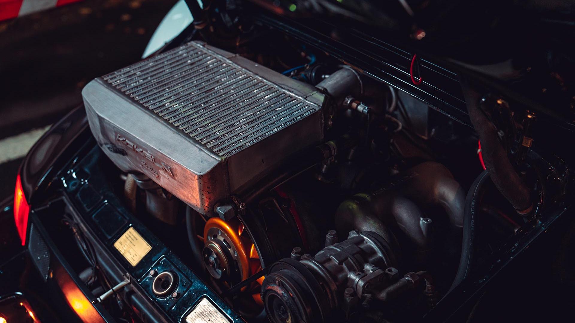 Porsche 911 930 Turbo RWB Baphomet is een duivel op wielen